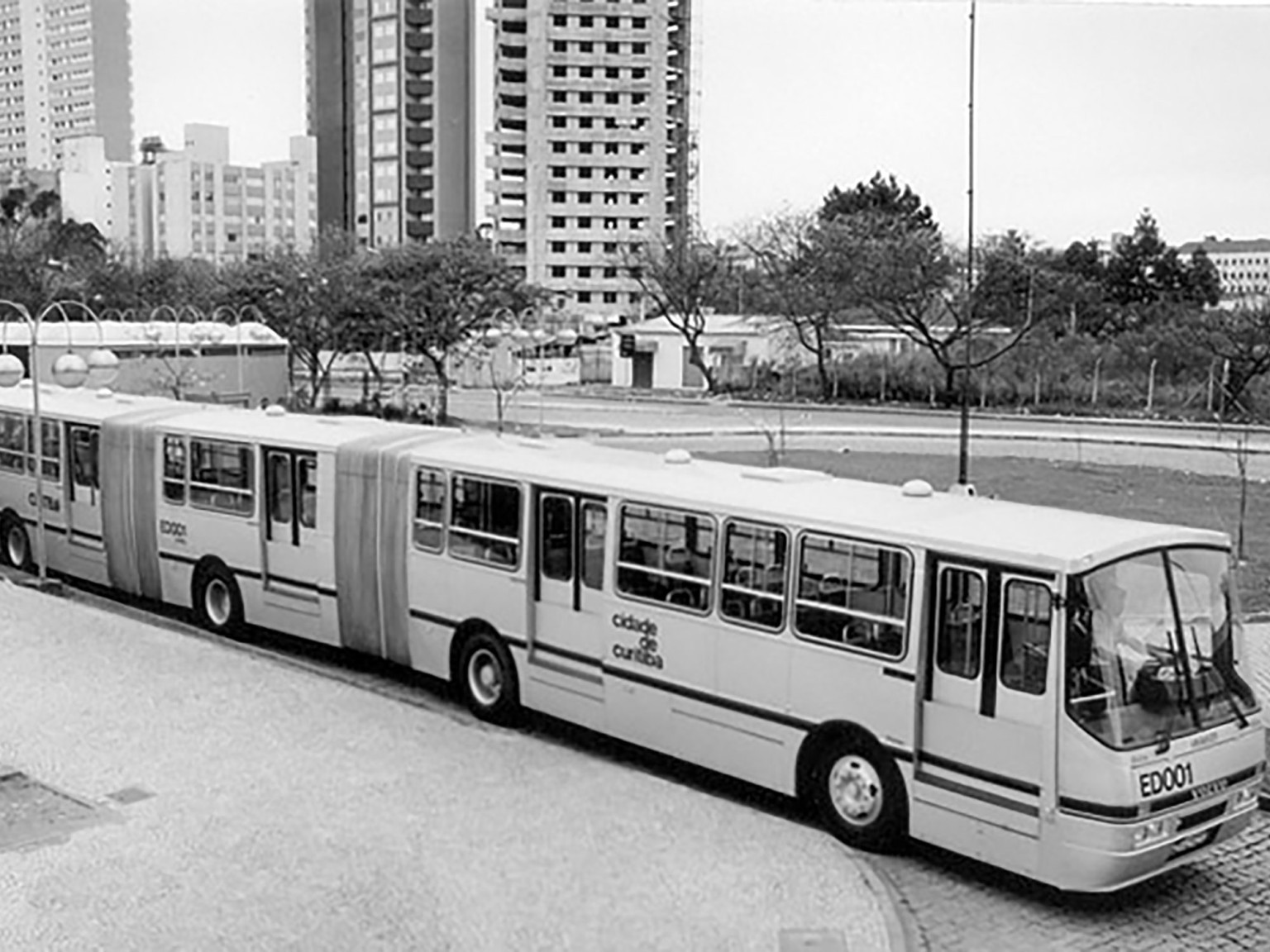 Biarticulado Volvo completa três décadas de revolução no transporte de ...