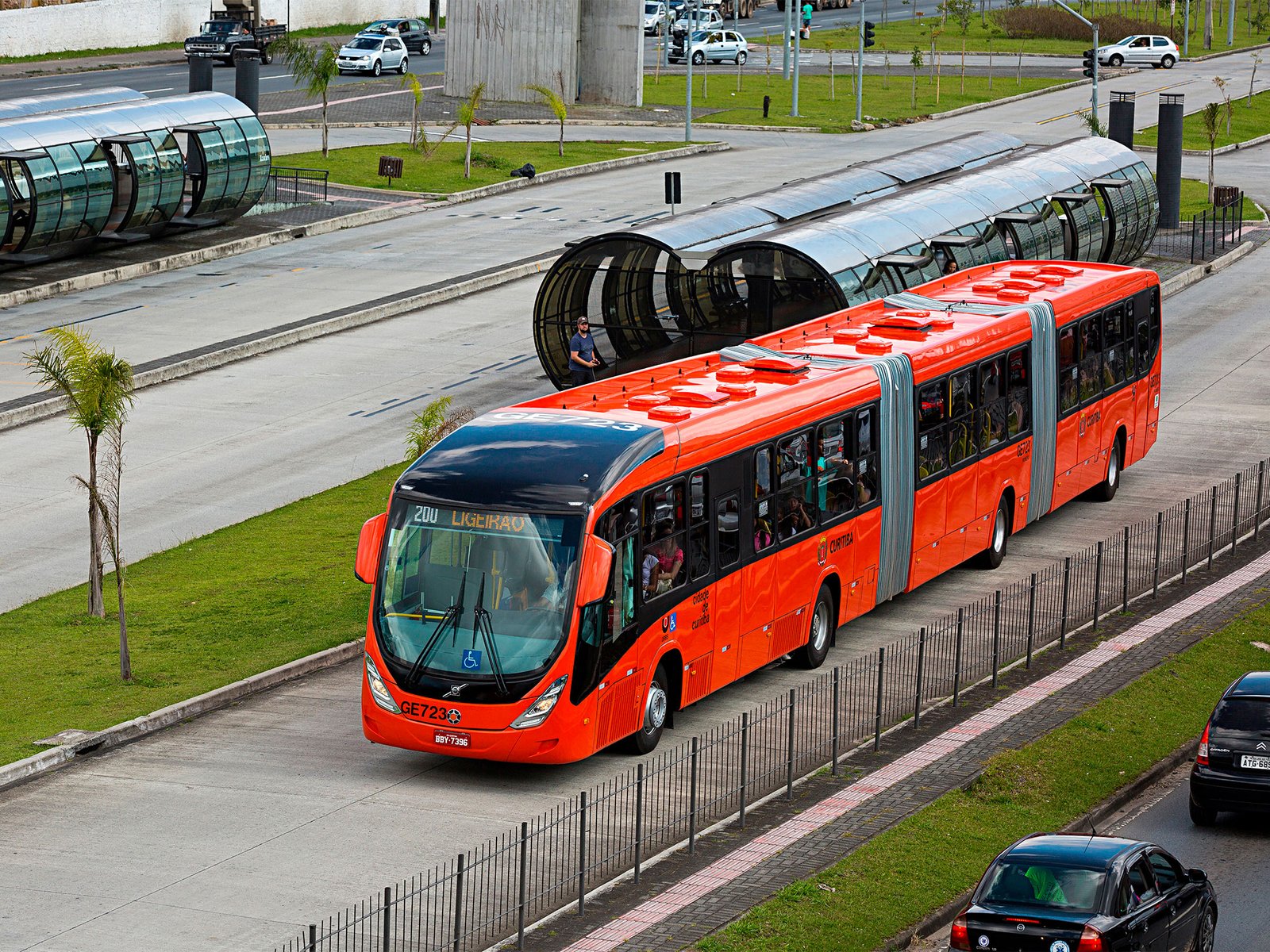 Biarticulado Volvo completa três décadas de revolução no transporte de ...